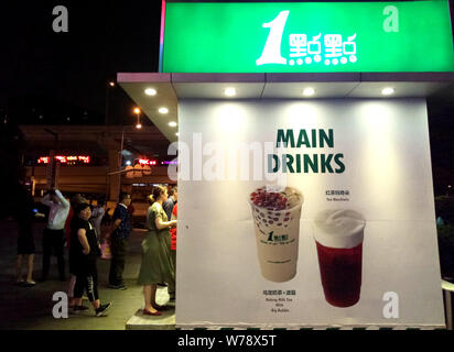 Customers queue up to buy drinks at a pop-up milk tea store of China's ...