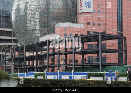A ring-shaped pedestrian skywalk to connect malls is under construction ...