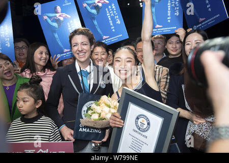 Chinese contortionist Liu Teng poses with a Guinness World Record ...