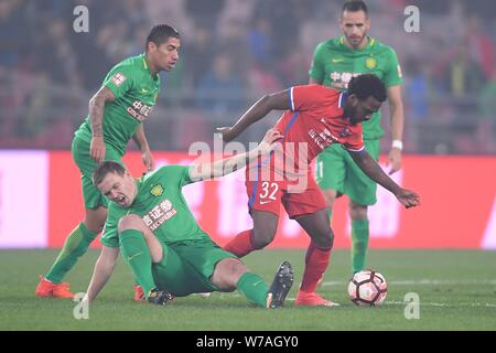 Brazilian football player Fernandinho, right, of Chongqing Dangdai ...