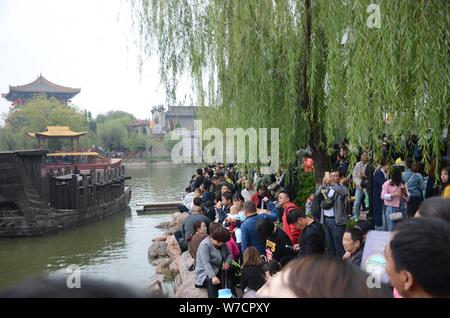 Qingming Riverside Landscape Garden in Kaifeng city Stock Photo - Alamy