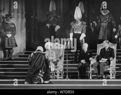 QUEEN ELIZABETH II about 1965 Stock Photo - Alamy