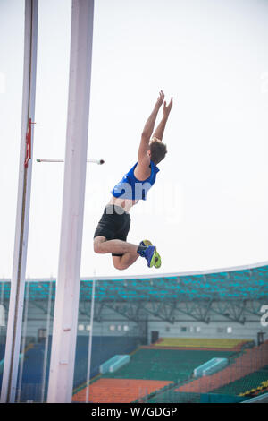 man is falling on the mat after climbing Stock Photo - Alamy