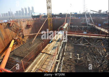 --FILE--The Yangsigang Yangtze River Bridge, the world's longest double ...