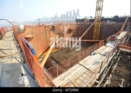 --FILE--The Yangsigang Yangtze River Bridge, the world's longest double ...
