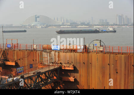 --FILE--The Yangsigang Yangtze River Bridge, the world's longest double ...