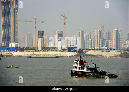 --FILE--The Yangsigang Yangtze River Bridge, the world's longest double ...