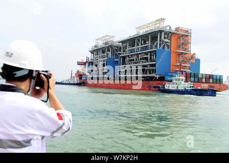 The "Red Box Audax" semi-submersible marine heavy transport vessel ...