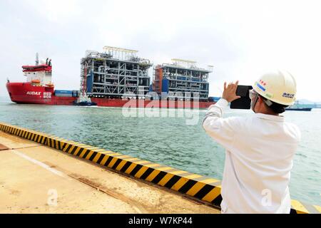 The "Red Box Audax" semi-submersible marine heavy transport vessel ...