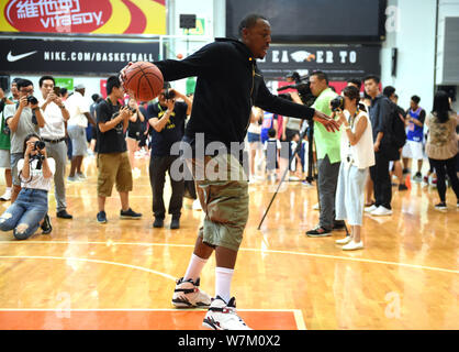 NBA star Jerry Stackhouse shows off his basketball skill to instruct ...