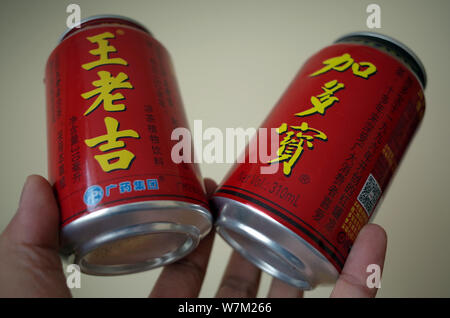 --FILE--A Chinese customer shops for a can of Jiaduobao herbal tea ...
