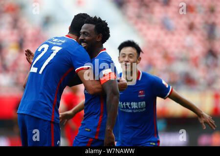 Brazilian football player Fernandinho, right, of Chongqing Dangdai ...
