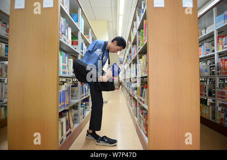 Chinese armless boy Peng Chao makes live streaming webcast of video ...