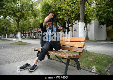 Chinese armless boy Peng Chao, left, makes live streaming webcast of ...