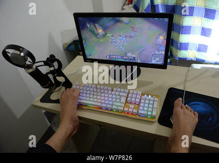 Chinese armless boy Peng Chao, left, makes live streaming webcast of ...