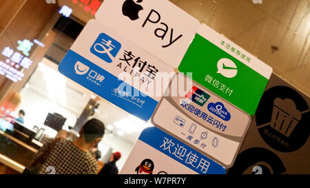 --FILE--A signboard of payments through Apple Pay, Alipay of Alibaba ...