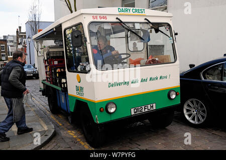 MILKMAN DELIVERING MILK UK Stock Photo - Alamy