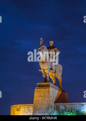 Night view of the Vakhtang I Gorgasali statue in central Tbilisi ...