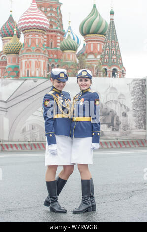 Female Russian soldiers pose for photos on the Red Square after the ...