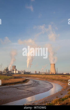 Hull, East Yorkshire, UK. January 3rd 2026 WEATHER Snow arrives in Hull ...