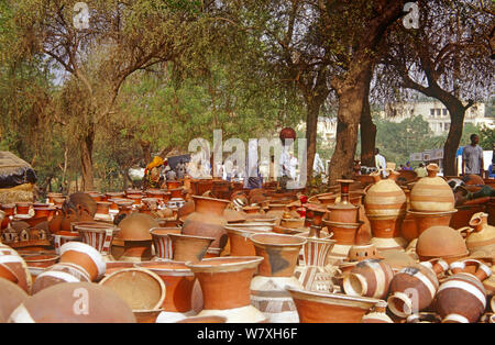 Terracotta pots at pottery market, Niamey, Niger, 2003 Stock Photo - Alamy