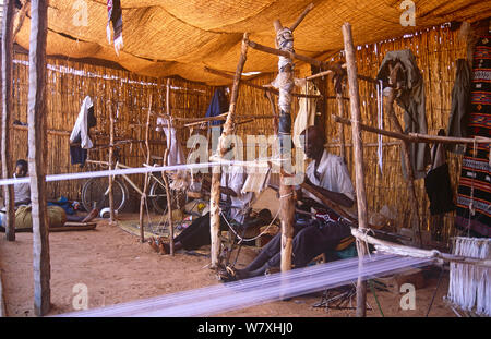 Man weaving traditional Peul / Fula fabric on loom. National Museum ...