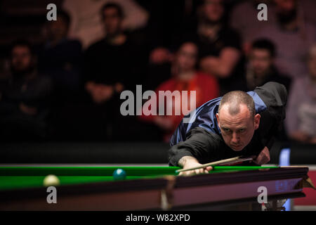 Mark Williams plays a shot during his match against Ronnie O'Sullivan ...