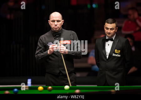 Stuart Bingham of England considers a shot against Allister Carter of ...