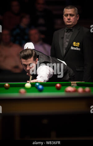 Mark Williams plays a shot during his match against Ronnie O'Sullivan ...