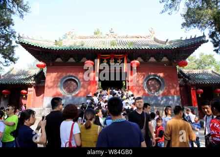 Tourists crowd the Shaolin Temple on the Songshan Mountain (Mount ...