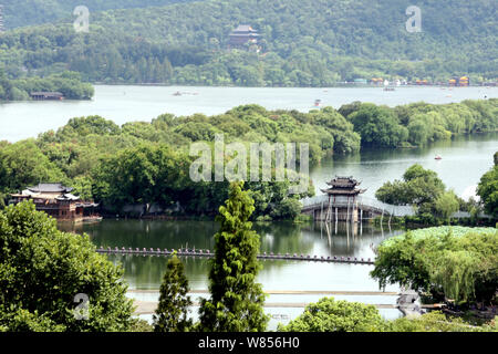 Su causeway, West Lake, Hangzhou, China Stock Photo - Alamy