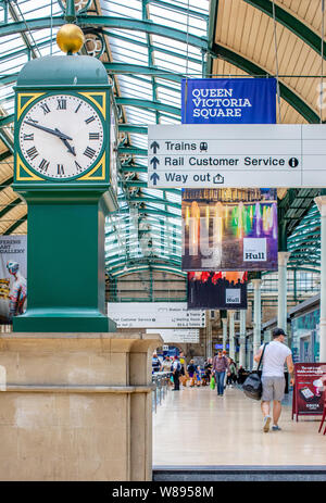 Hull Paragon Railway station, train with Hull logos, East Yorkshire ...