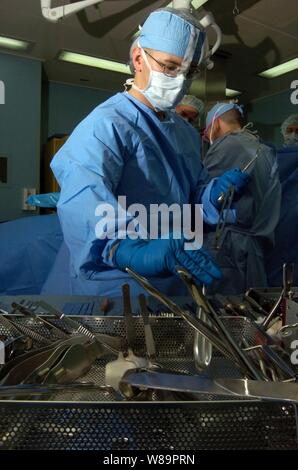 Surgery on hospital ship USNS Mercy in Vietnam Stock Photo - Alamy