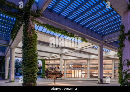 Cummins Corporate Office Building, designed by Kevin Roche, Columbus ...