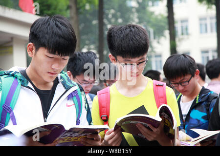 Chinese students make final reviews of their textbooks before partaking ...