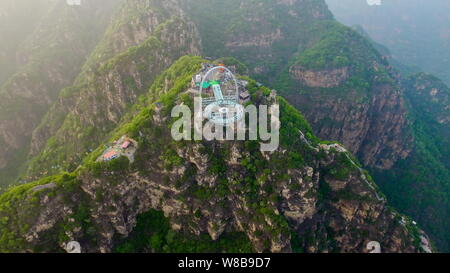 Tourists visit the glass sightseeing platform in the Shilinxia scenic ...