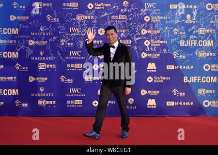 Hong Kong actor Ray Lui, right, poses with his wife Yang Xiaojuan ...