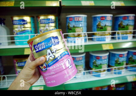 --FILE--A Chinese customer shops for Enfapro and Enfakid baby formula ...