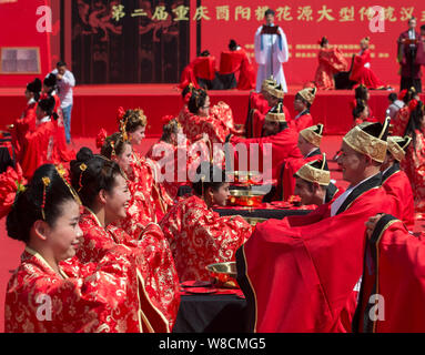Couples of Chinese and foreign newlyweds dressed in Chinese Han ...