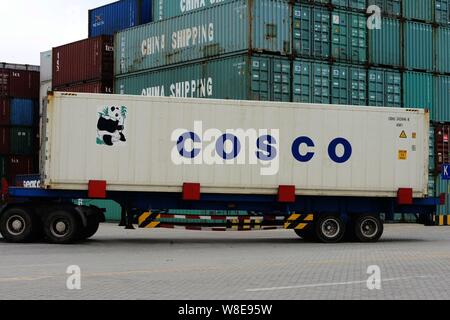 --FILE--A container of COSCO (China Ocean Shipping (Group) Company) is ...