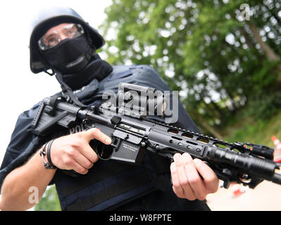 Wiesbaden, Germany. 09th Aug, 2019. A police officer presents a new G38 ...