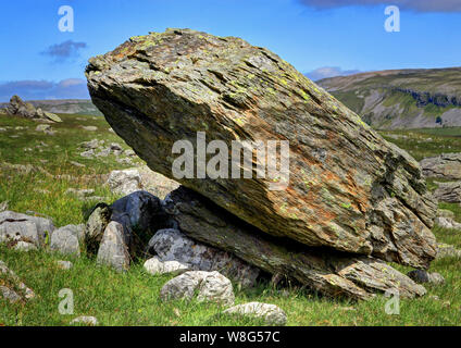 Erratic boulders. Norber. Austwick, Yorkshire Dales National Park ...