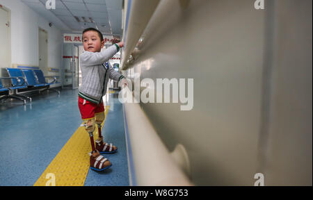 The four-year-old legless boy Xiao Feng makes faces at the Disabled ...