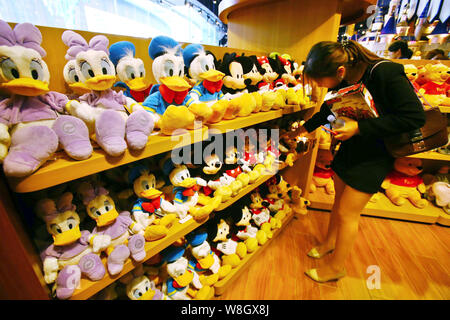 souvenirs and toys store in Shanghai, China Stock Photo - Alamy