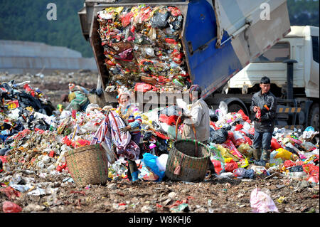 --FILE--Chinese scavengers search for useful and recyclable things in ...
