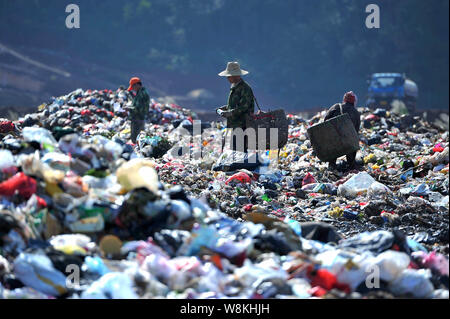 --FILE--Chinese scavengers search for useful and recyclable things in ...