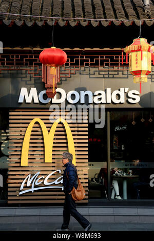 McDonalds McCafe, Shanghai Stock Photo - Alamy
