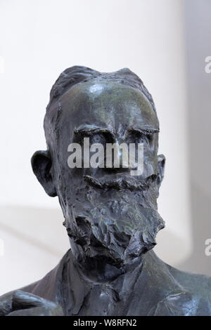Bronze statue of George Bernard Shaw at the Russell-Cotes Art Gallery ...