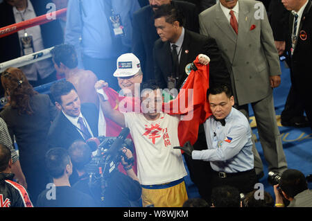 Zou Shiming of China, center, drapes a Chinese national flag to ...
