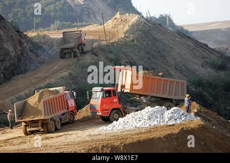 Mining for ores in a gold mine in Benguet, Philippines Stock Photo - Alamy